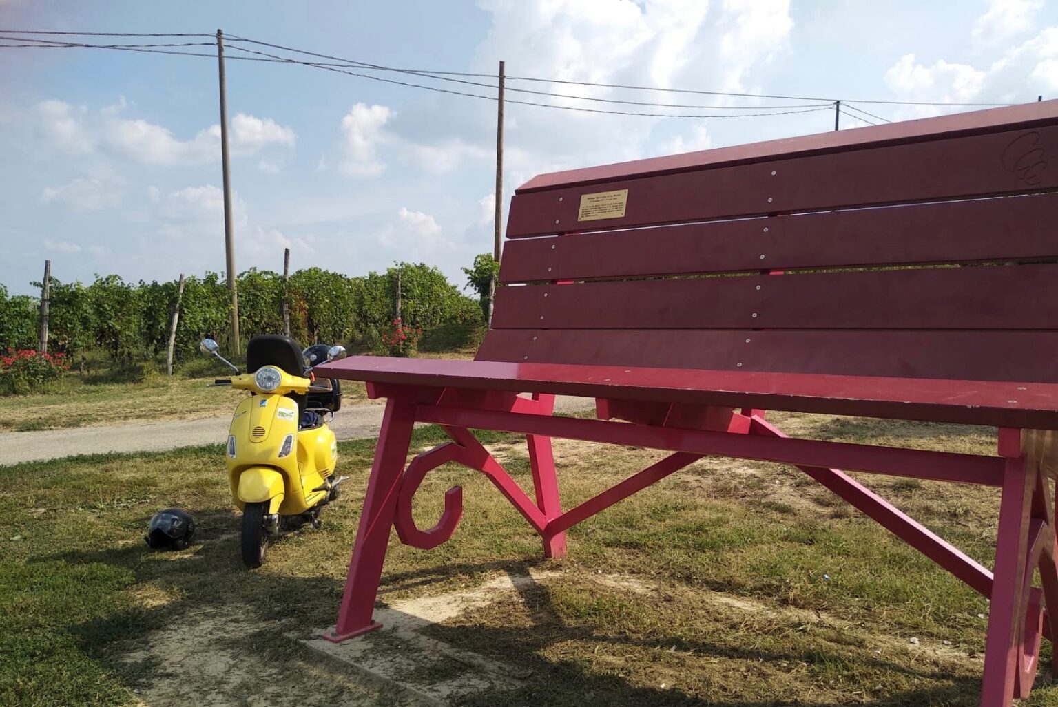 Discovering the famous giant benches - Tour in Vespa