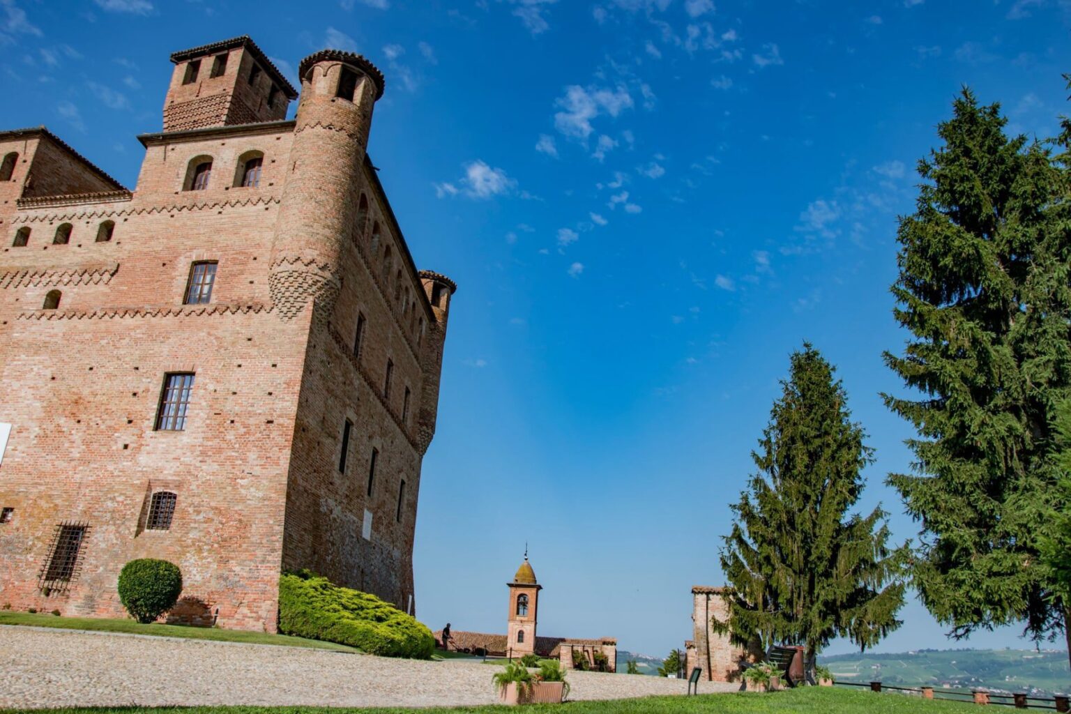 What to visit in the Langhe? 6 fantastic destinations - Tour in Vespa